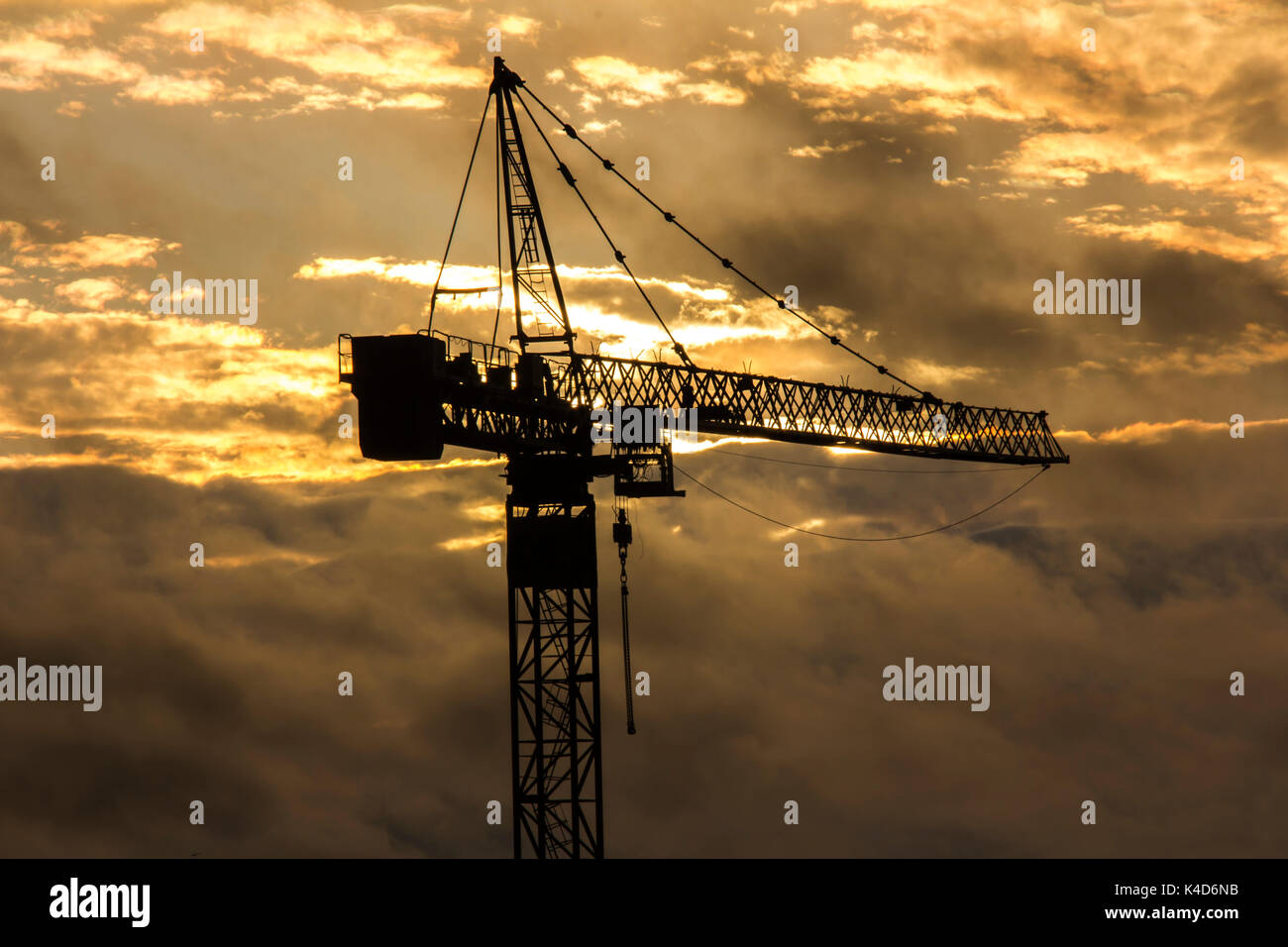 Tramonto della siluetta della gru a torre immagini e fotografie stock ...