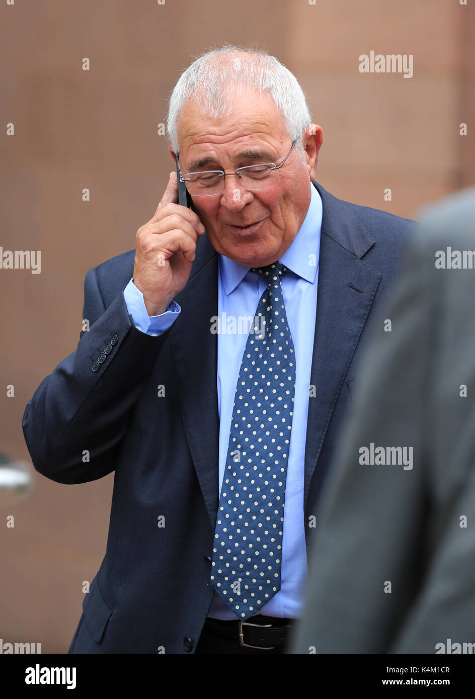 L'agente di polizia in pensione donald denton lascia il tribunale della corona di preston ...