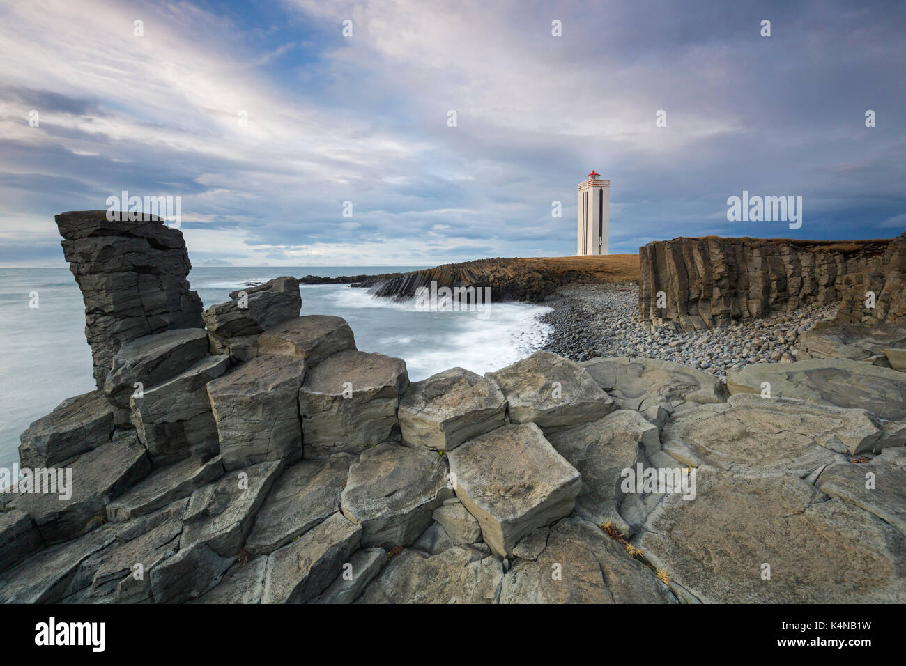 Colonne di basalto e il faro di Kálfshamarsvík vicino a Skagaströnd ...