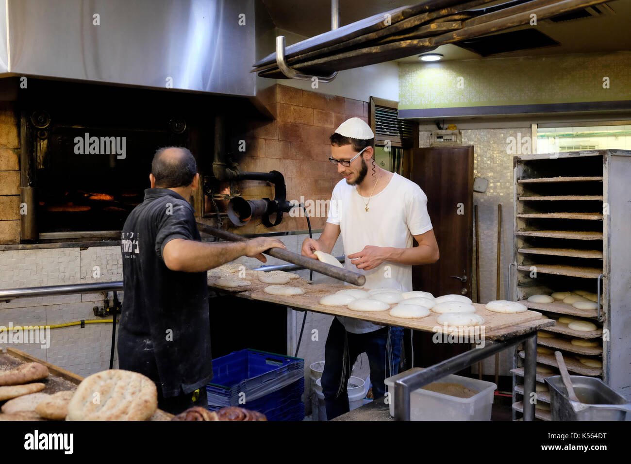 La gente cuoce il pane nella panetteria Nehama nel quartiere di Mea ...