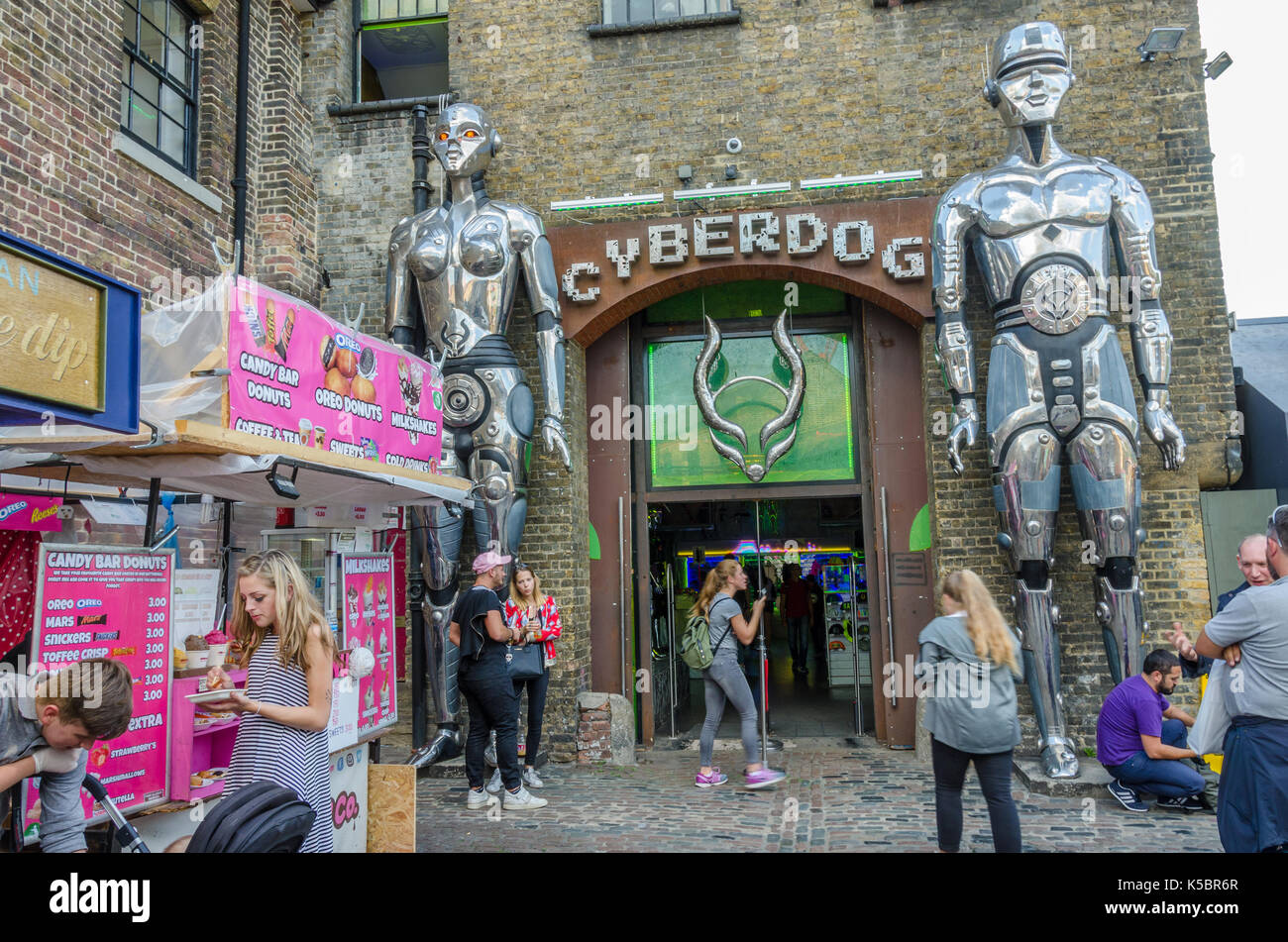 Cyberdog shop in camden market immagini e fotografie stock ad alta ...