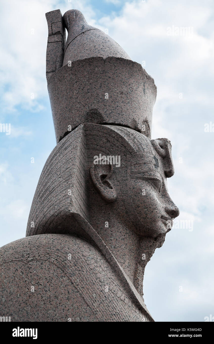 La sfinge di granito profilo. antico monumento su blu cielo nuvoloso ...