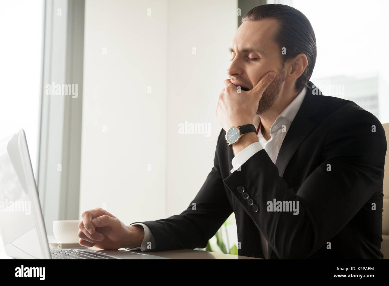 Stanco di sleepy imprenditore sbadigli nella parte anteriore del ...