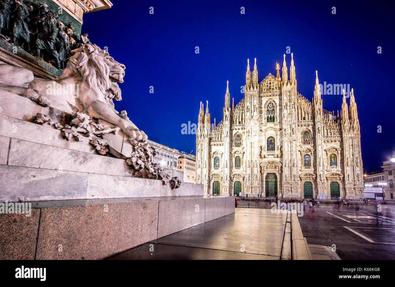 Il duomo di Milano e piazza del duomo di notte, lombardia, italia Foto ...