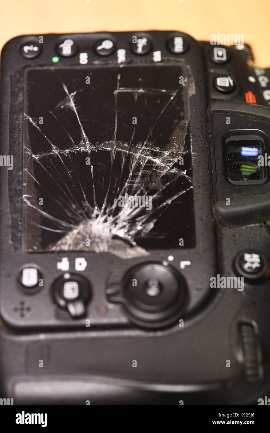 Broken dslr camera immagini e fotografie stock ad alta risoluzione - Alamy