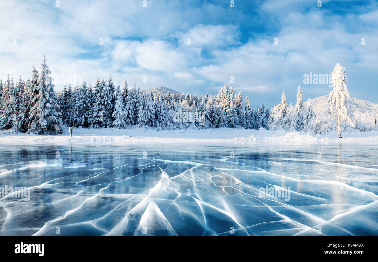 Blu ghiaccio e crepe sulla superficie del ghiaccio. lago ghiacciato ...