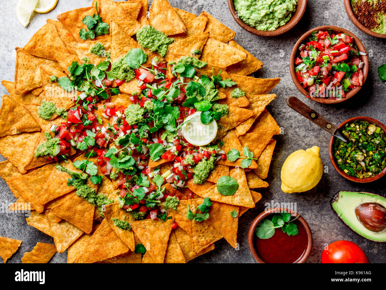 Nachos. Cibo messicano concetto. Mais giallo totopos chip con ...