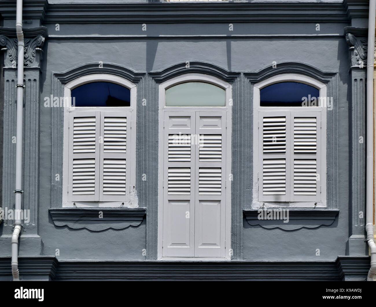 Singapore tradizionale negozio Casa esterno con finestre ad arco ...