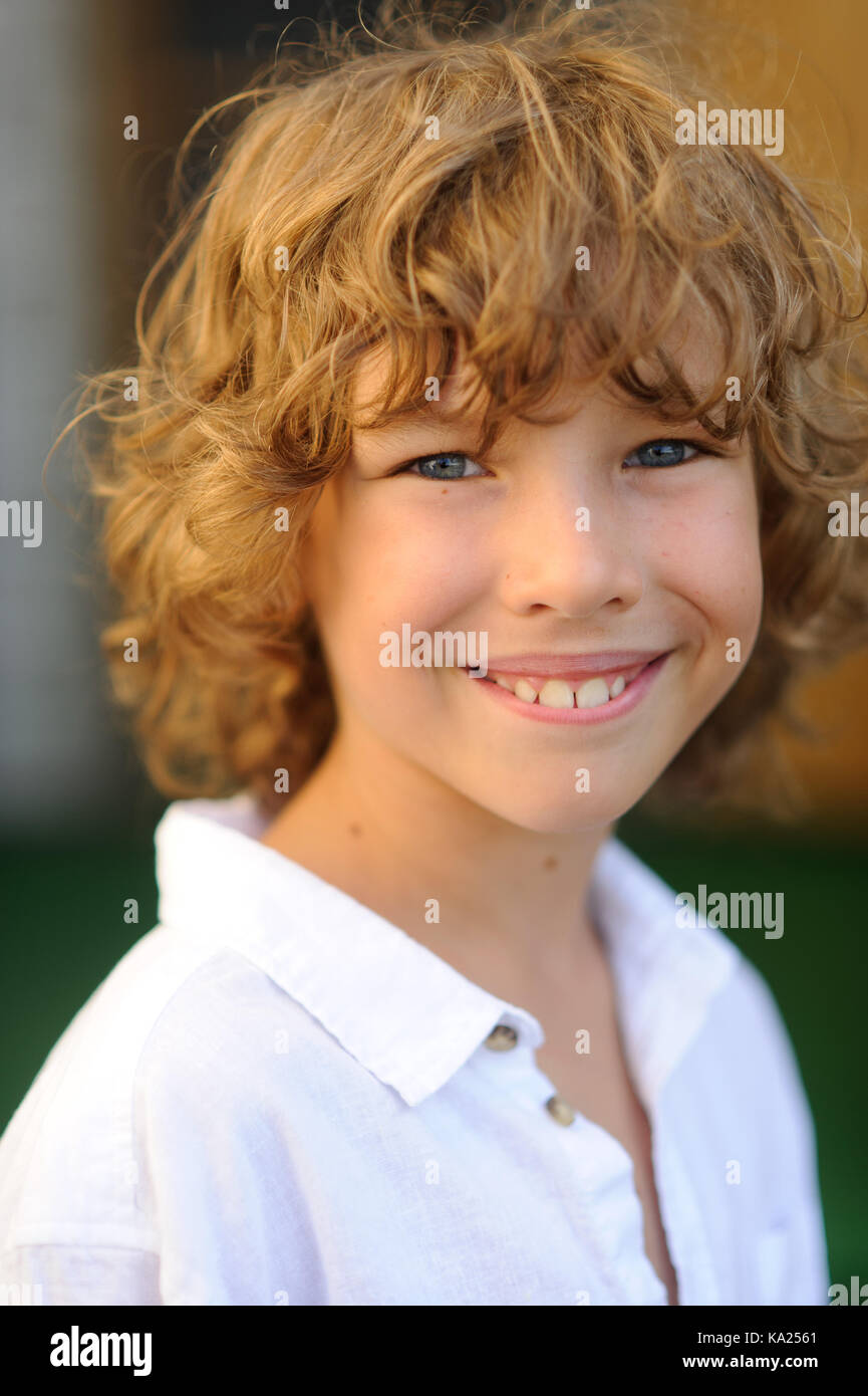 Ritratto del bel ragazzo di 10-11 anni. Il compagno ha bellissime fair ...