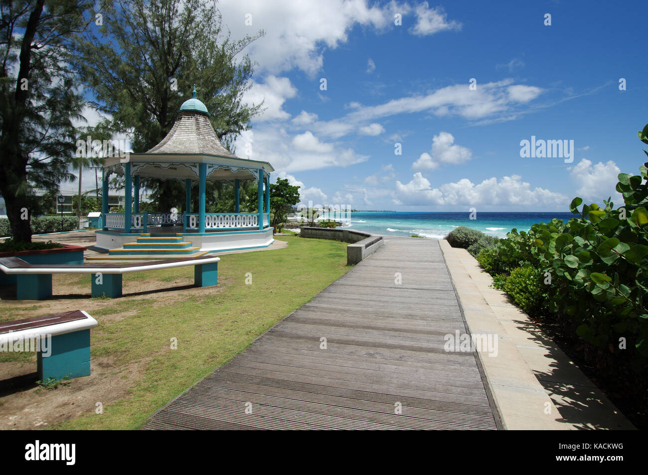 Richard Haynes Boardwalk che corre lungo la spiaggia di Hastings sulla ...