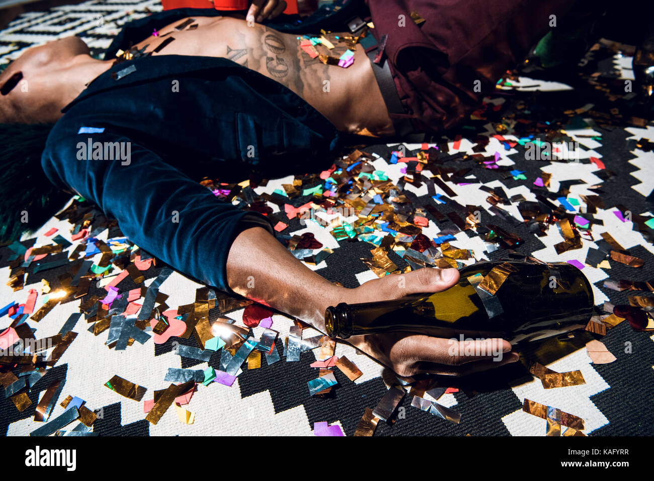 Ubriaco americano africano uomo sulla parte Foto stock - Alamy