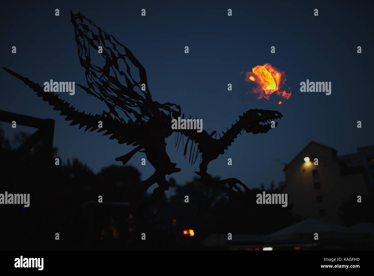 Drago che sputa fuoco immagini e fotografie stock ad alta risoluzione ...