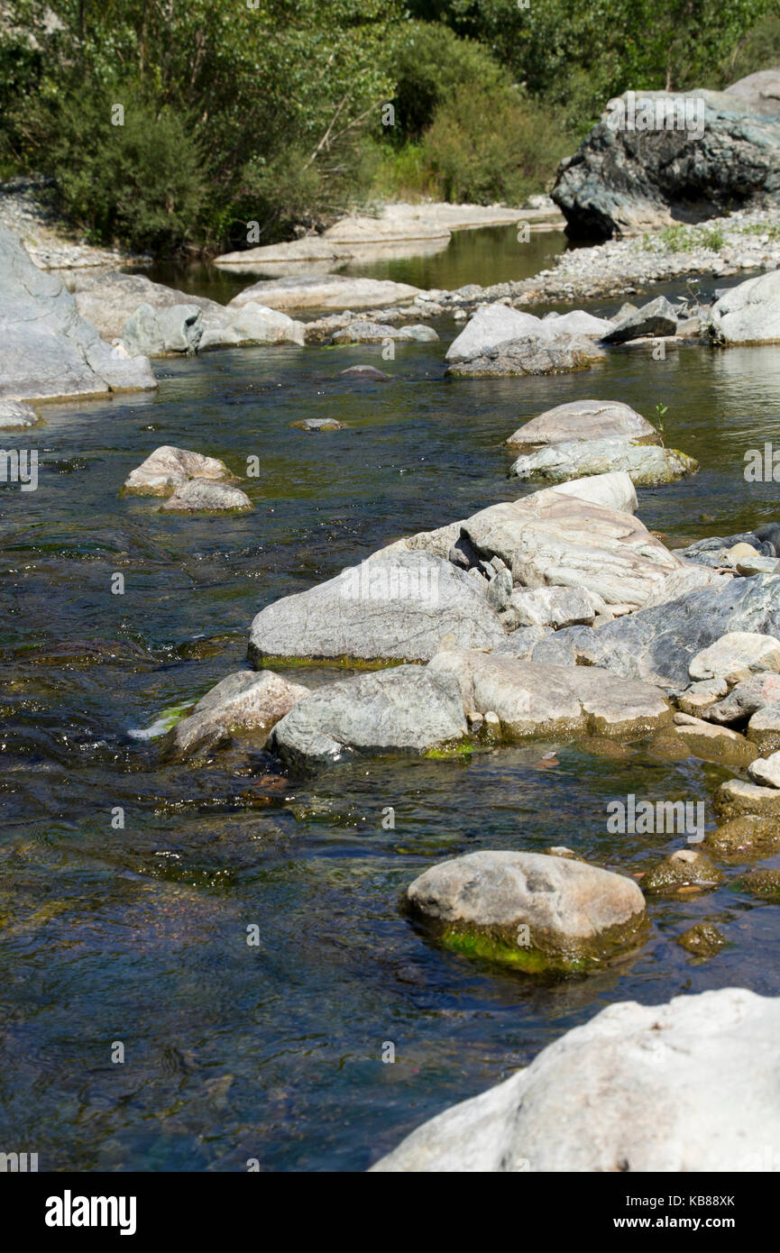 Rocce nel fiume del torrente erro in italia Foto stock - Alamy