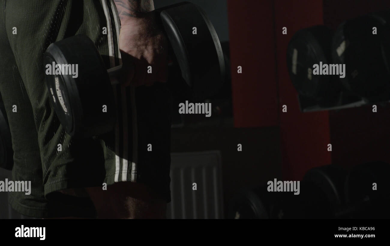 Squat con manubri. l uomo squat con manubri in palestra. molto forte ...
