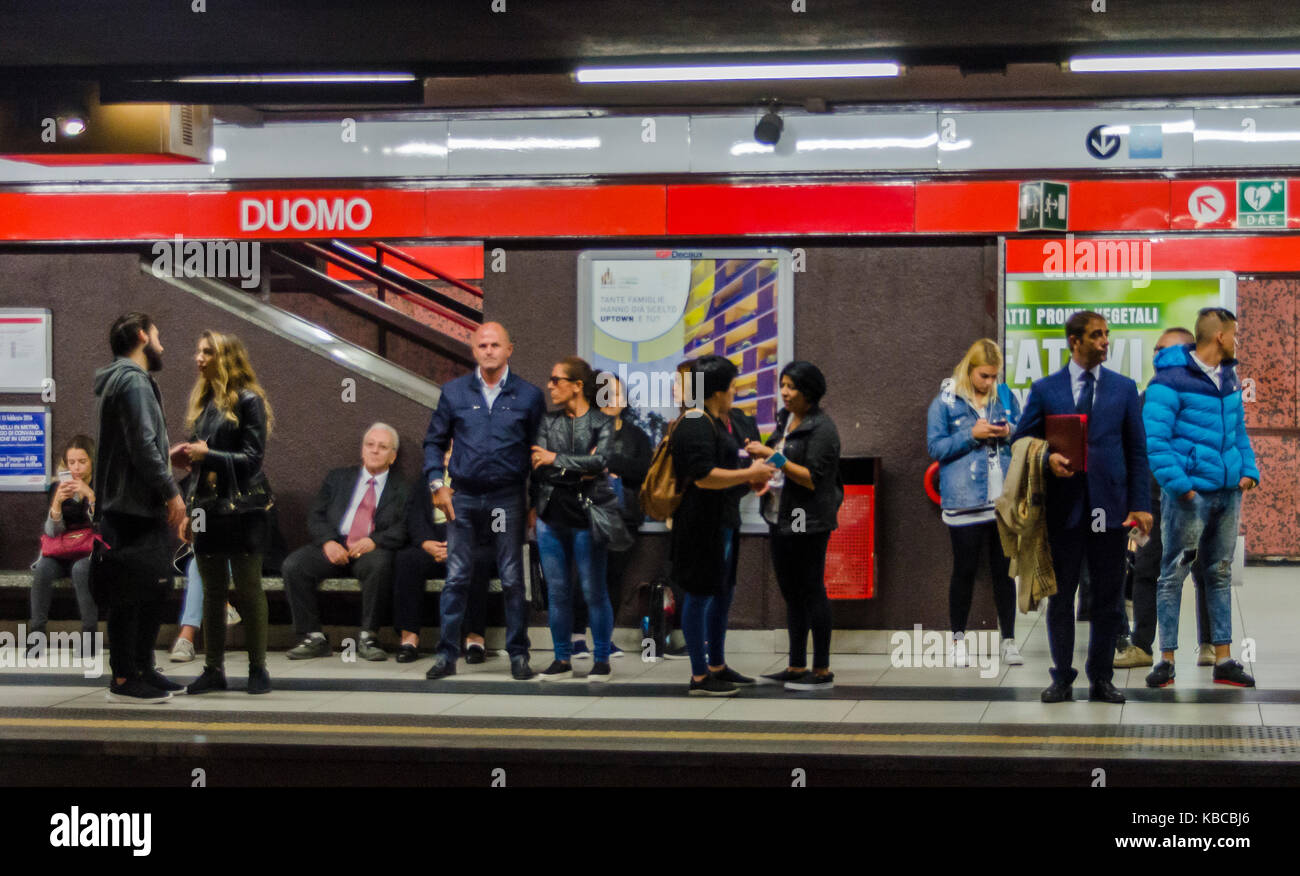 Piattaforma del duomo di Milano, Italia in m1 linea rossa della ...