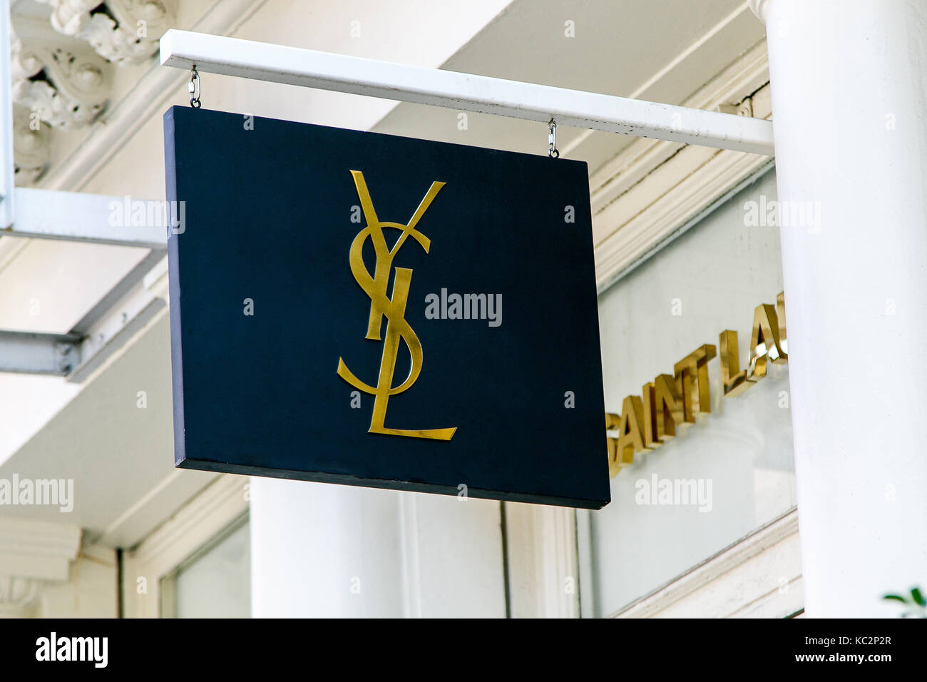 Yves saint laurent logo immagini e fotografie stock ad alta risoluzione ...