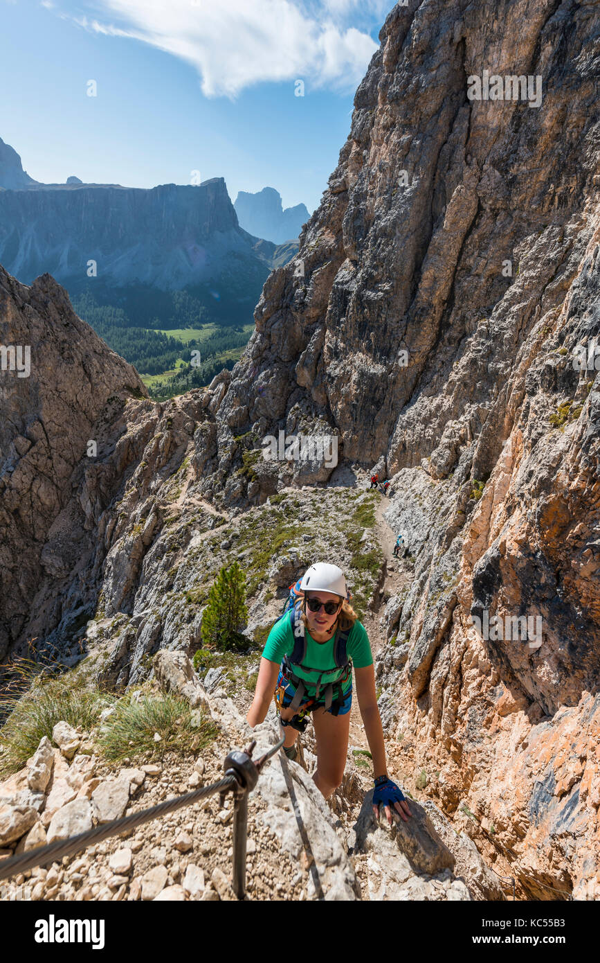 Donna sulla via ferrata al nuvolau e averau, vista delle Tofane ...