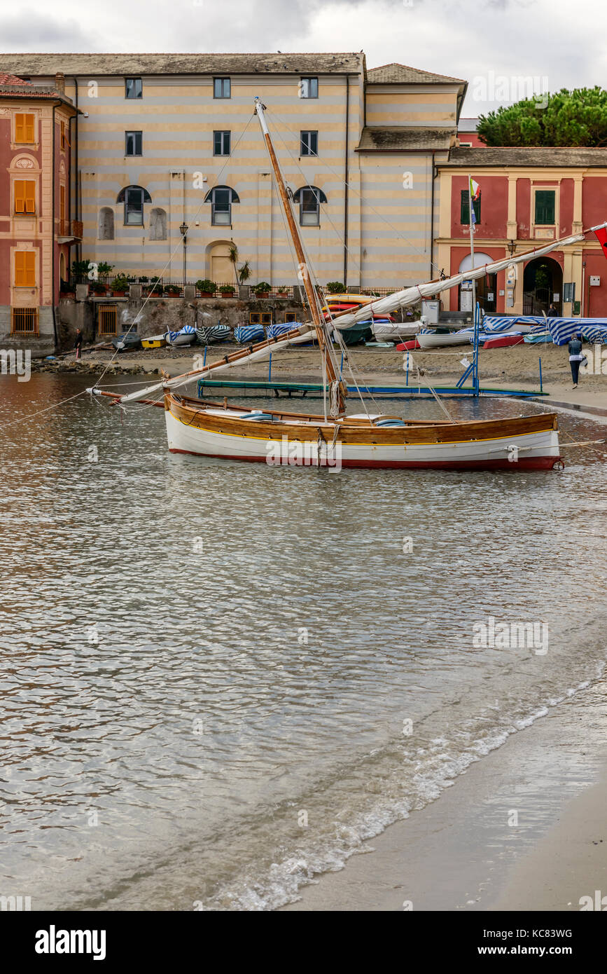 Attracco barca di legno in spiaggia immagini e fotografie stock ad alta ...