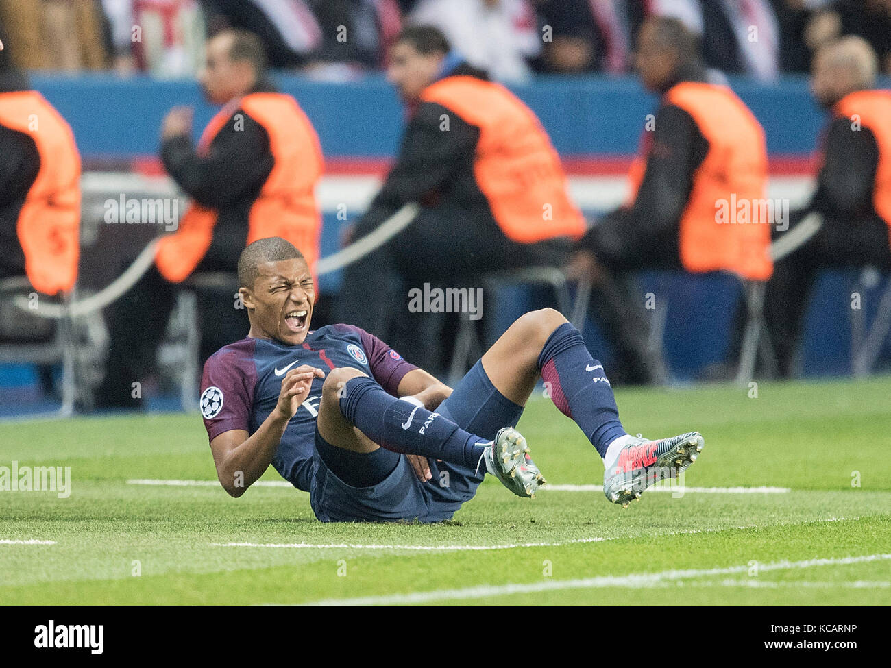 Kylian mbappe verletzung immagini e fotografie stock ad alta ...