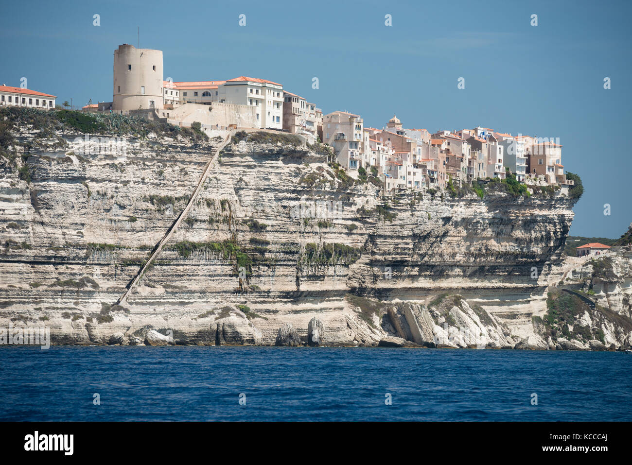Il porto di Bonifacio e scogliere, Corsica, Francia Foto stock - Alamy