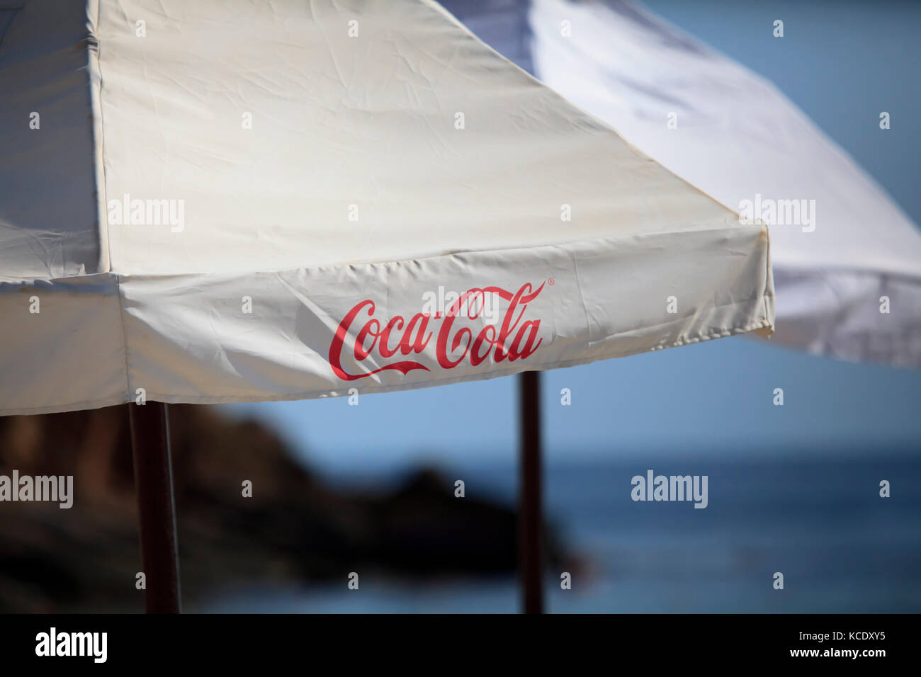 Sofia, Bulgaria - 24 settembre 2017: coca-cola sul testo umbrela vicino ...