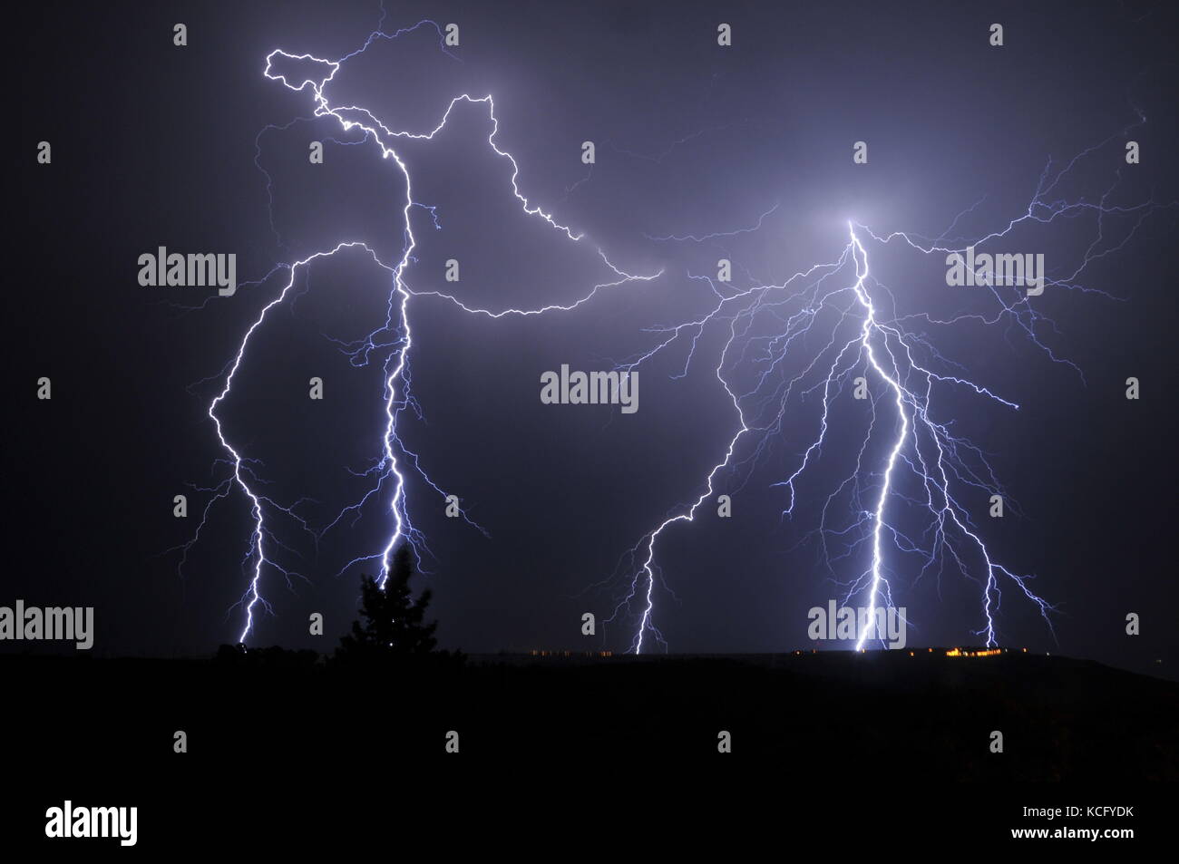 Notte buia luce bianca tempesta tempestosa immagini e fotografie stock ...