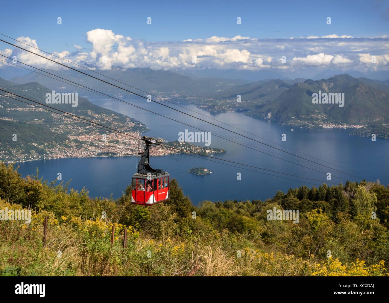 Lago maggiore dalla cima della funivia del Mottarone, Italia Foto stock ...