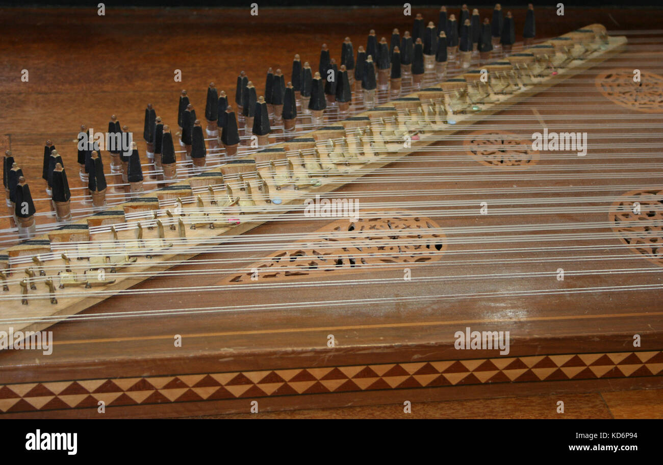 Cetra strumento immagini e fotografie stock ad alta risoluzione - Alamy