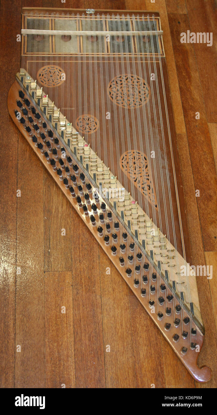 Cetra strumento immagini e fotografie stock ad alta risoluzione - Alamy