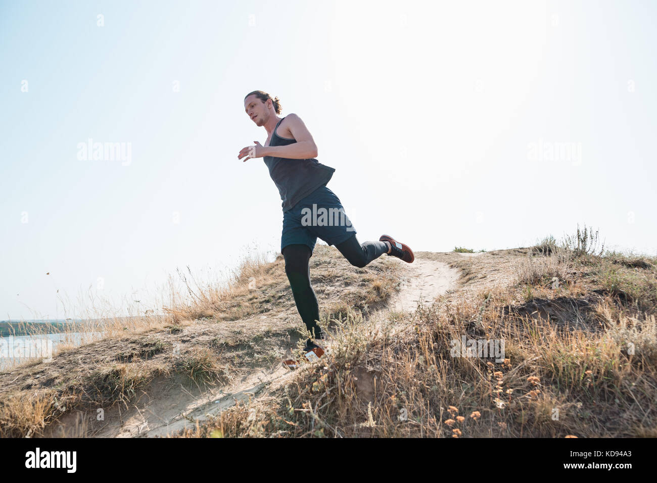 Esecuzione di sport. l uomo runner in volata outdoor in scenic natura ...