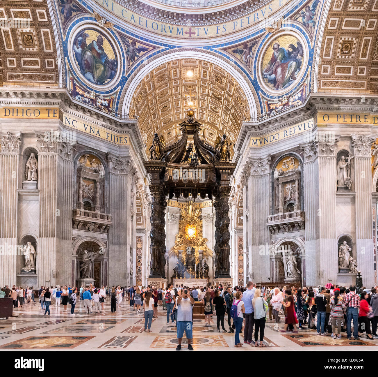Interno della Basilica di San Pietro e la Città del Vaticano, Roma ...