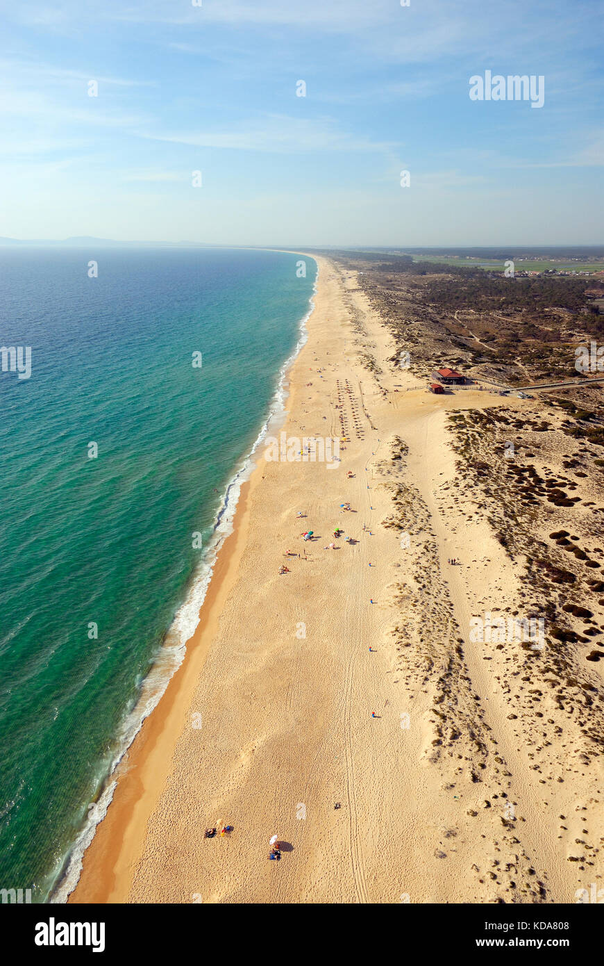 Vista aerea delle spiagge lungo la costa dell'Alentejo. Praia do Pego ...