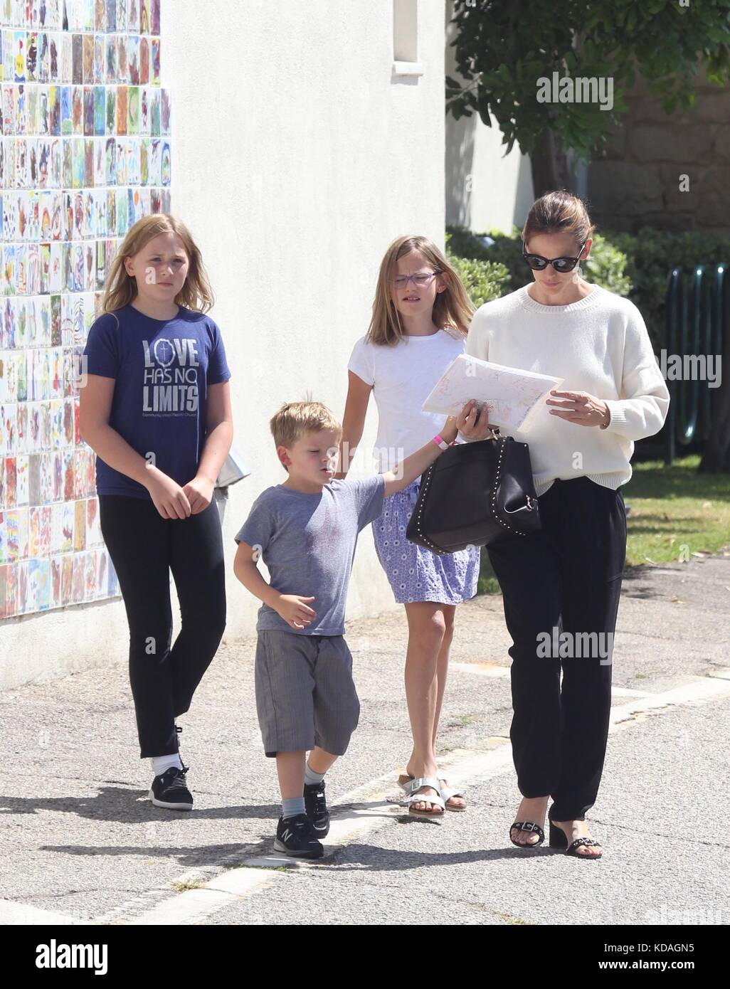 Jennifer Garner lascia una chiesa a Pacific Palisades, California, con ...