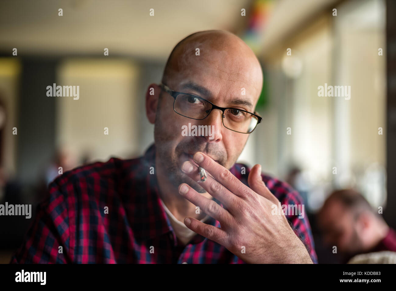 Fumatore di sigarette immagini e fotografie stock ad alta risoluzione ...