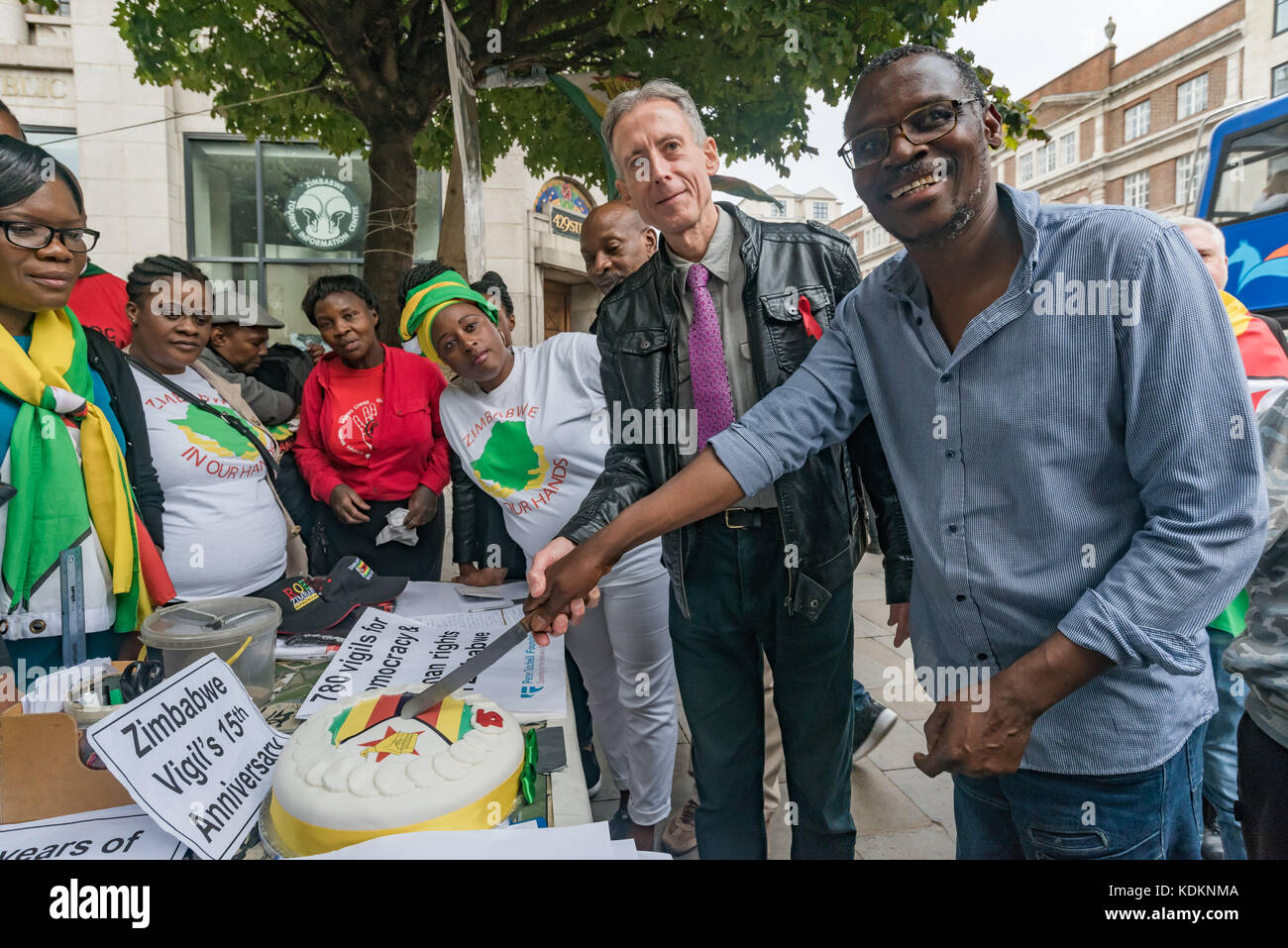 Londra, Regno Unito. Il 14 ottobre 2017. Peter Tatchell e uno degli ...