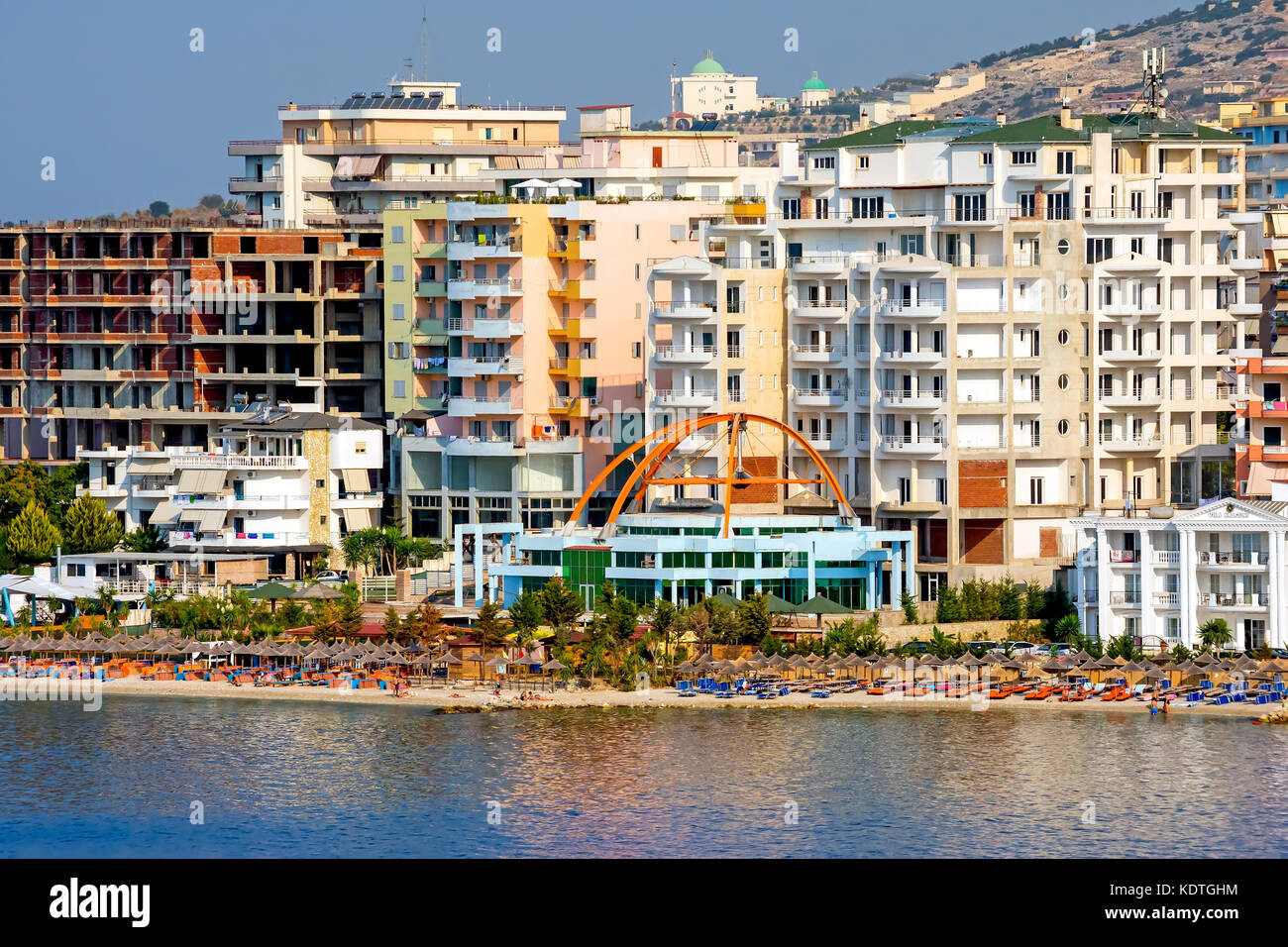 Saranda Bay beach e colorato hotel, Sarande, Contea di Valona, Albania ...