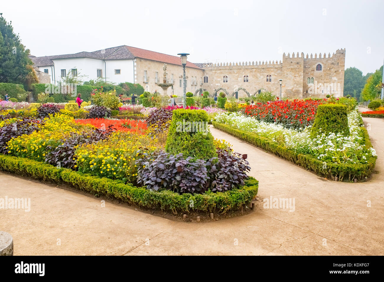 Giardini di santa Barbara con il castello di Braga, Portogallo Foto ...