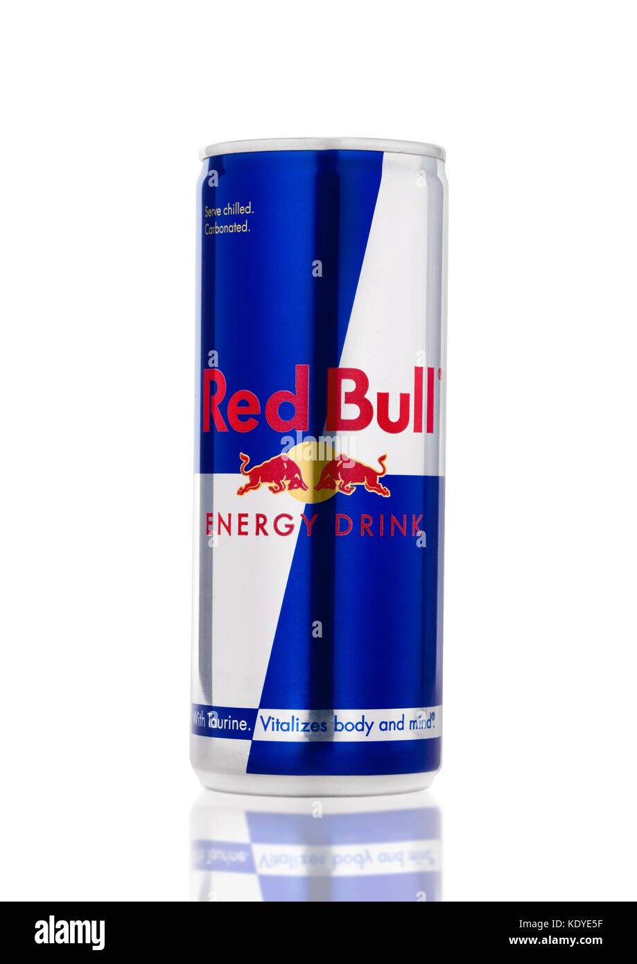 LONDRA, Regno Unito - 12 APRILE 2017: Lattina di Red Bull Energy bere ...