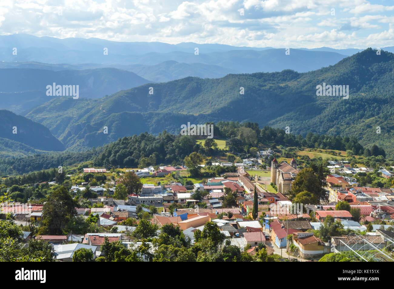 Il paesaggio panoramico di capulalpam de mendez village nelle Highlands ...