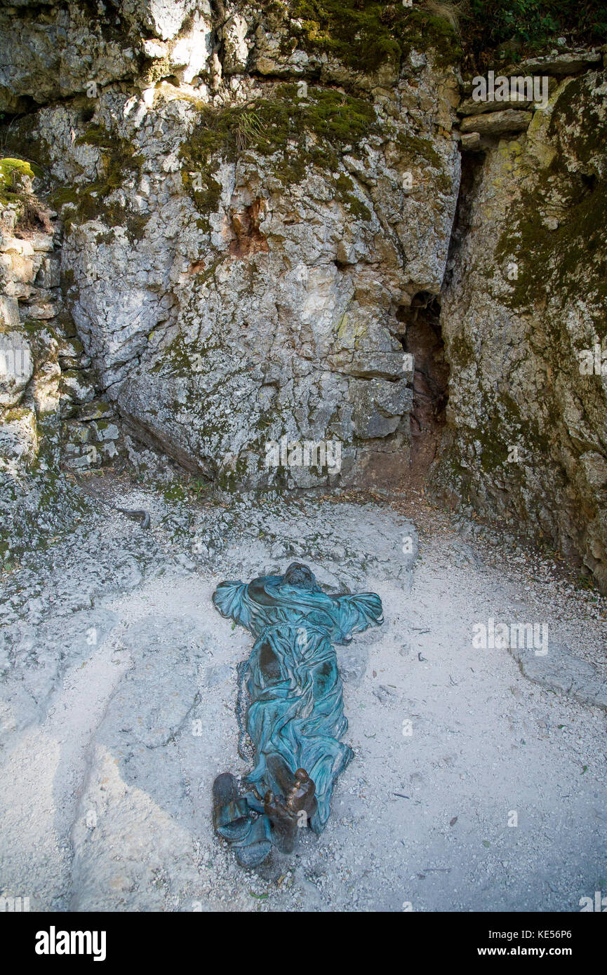 Statua di posa la preghiera di San Francesco in Eremo delle Carceri (l ...