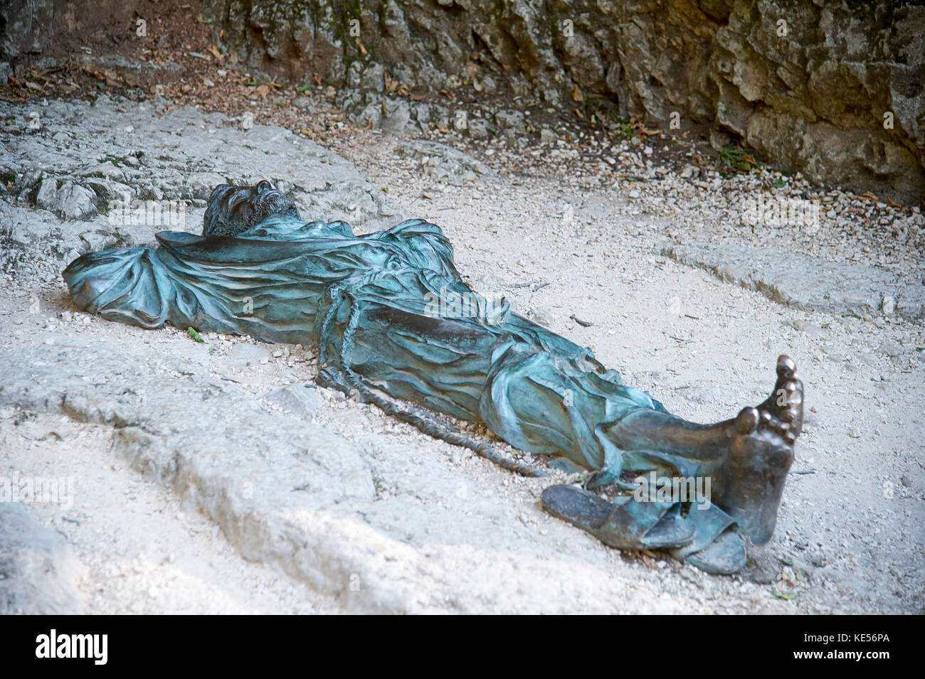 Statua di posa la preghiera di San Francesco in Eremo delle Carceri (l ...