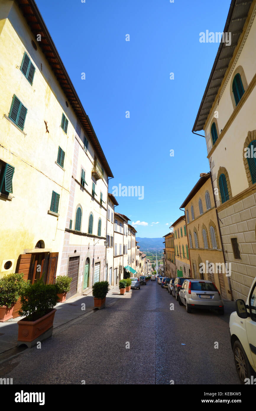 La lunga strada in discesa, costruita dalla famiglia Tarlati nel XIV ...