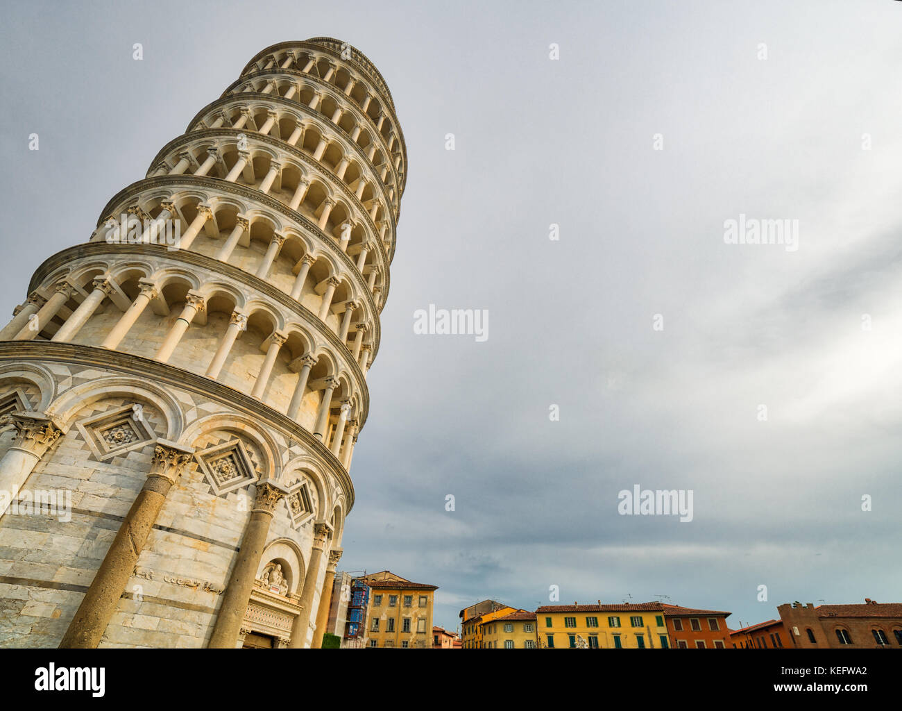 Vista della Piazza dei miracoli di Pisa con la torre pendente, uno dei ...