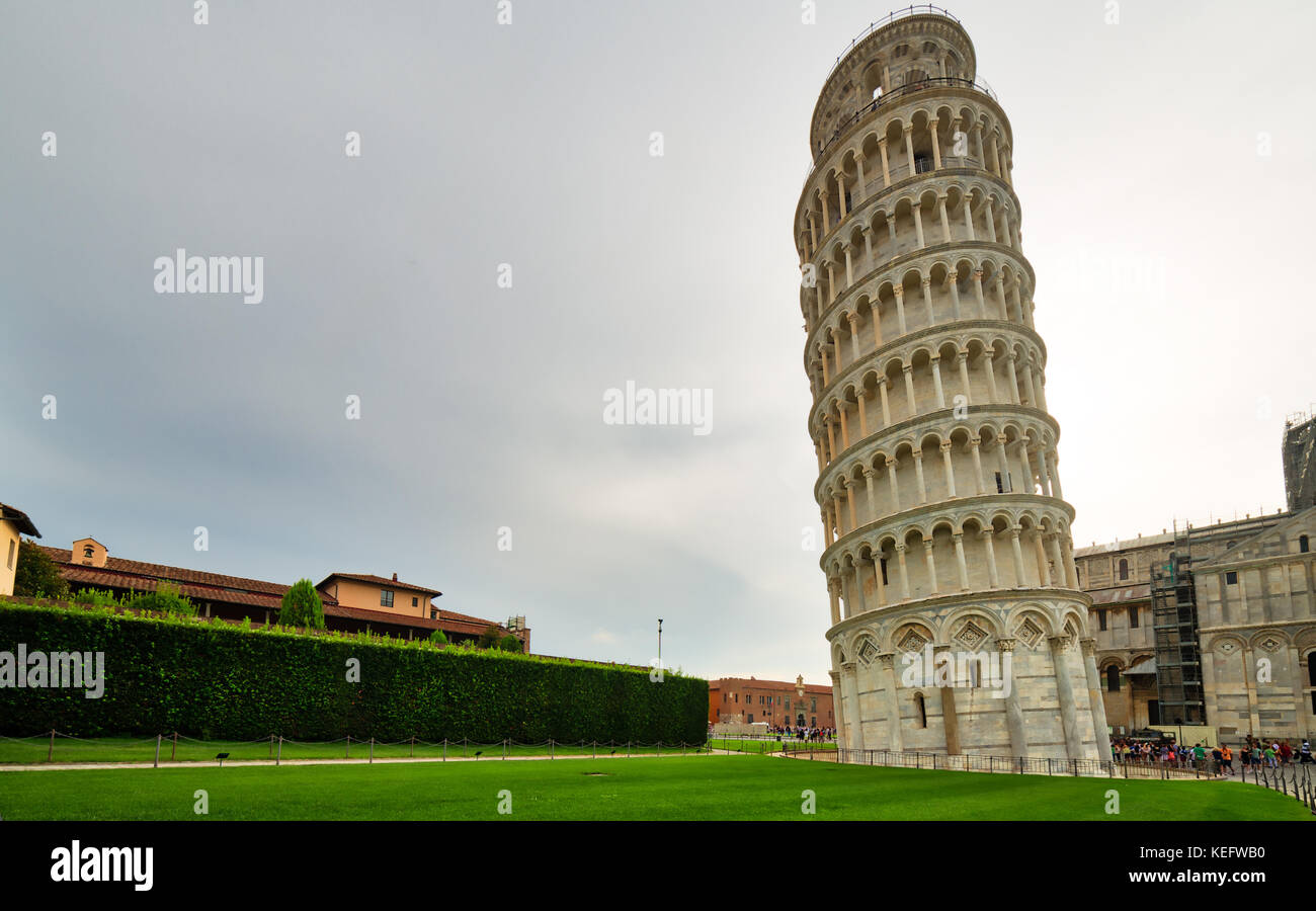Vista della Piazza dei miracoli di Pisa con la torre pendente, uno dei ...