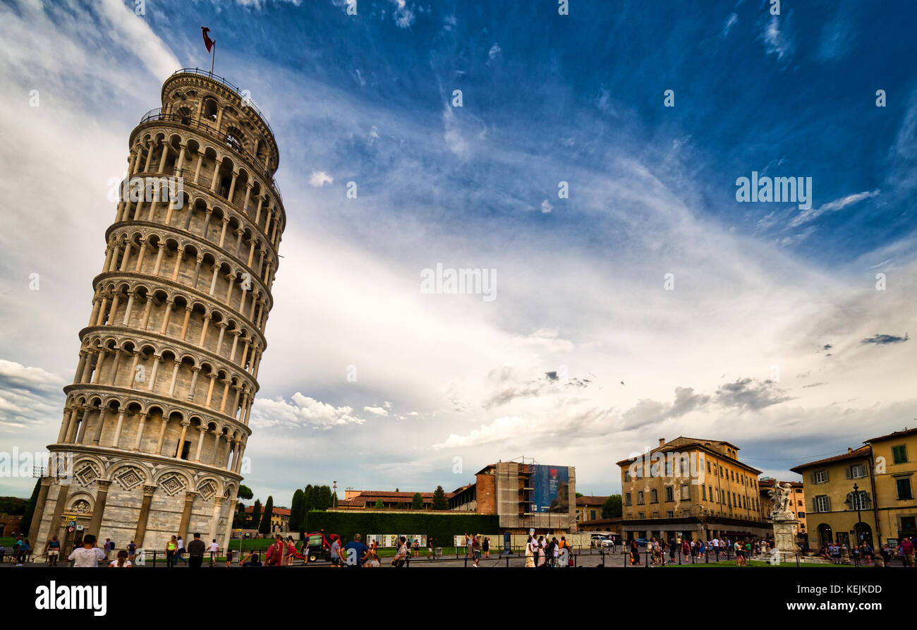 Vista della Piazza dei miracoli di Pisa con la torre pendente, uno dei ...