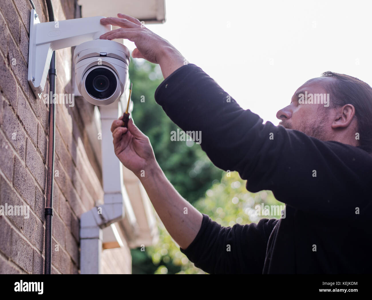 Installing cctv system immagini e fotografie stock ad alta risoluzione ...