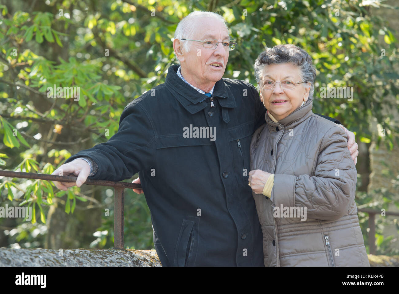 Coppia di anziani in un parco immagini e fotografie stock ad alta risoluzione - Alamy