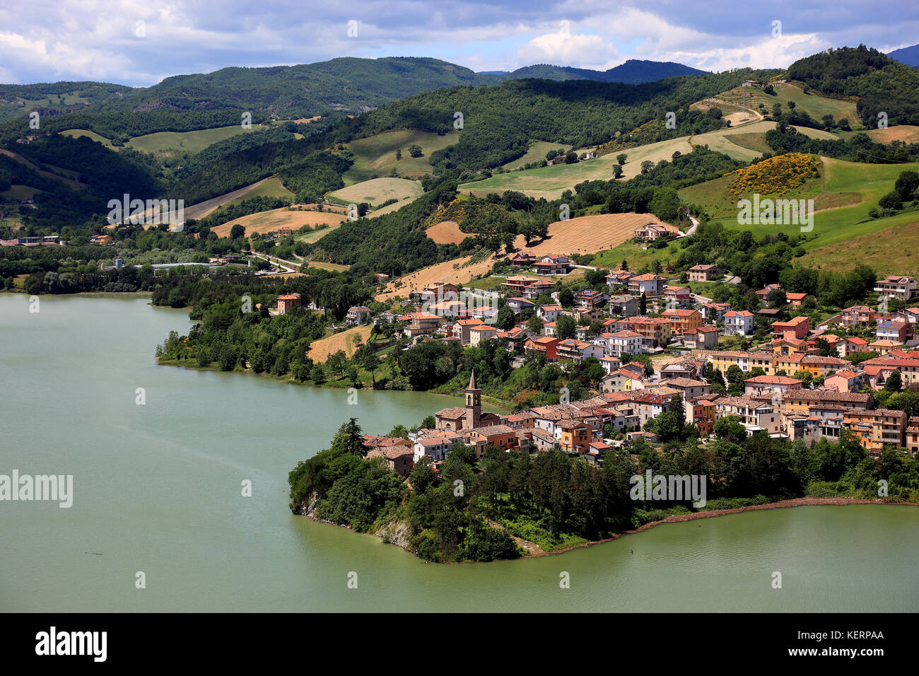 Vista dal villaggio di sassocorvaro per Mercatale e il lago di Lago di ...
