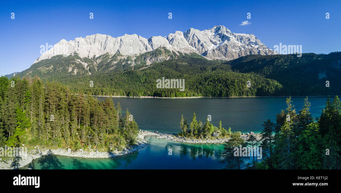 Vista aerea, lago eibsee con sasseninsel e zugspitze, gamma di ...
