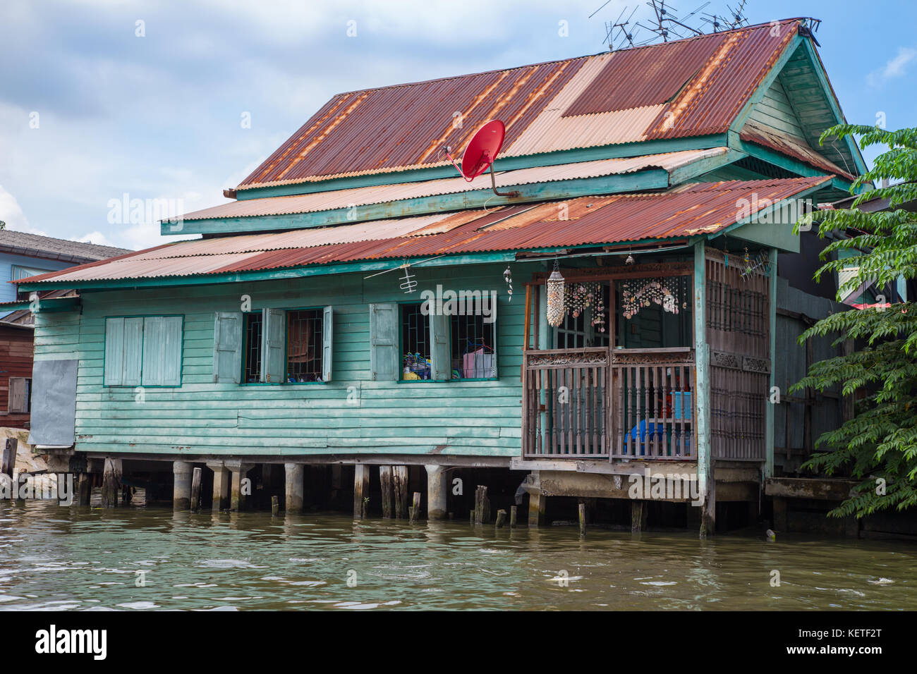 Casa su palafitte in fiume Chao Phraya canali, Bangkok, Thailandia Foto ...